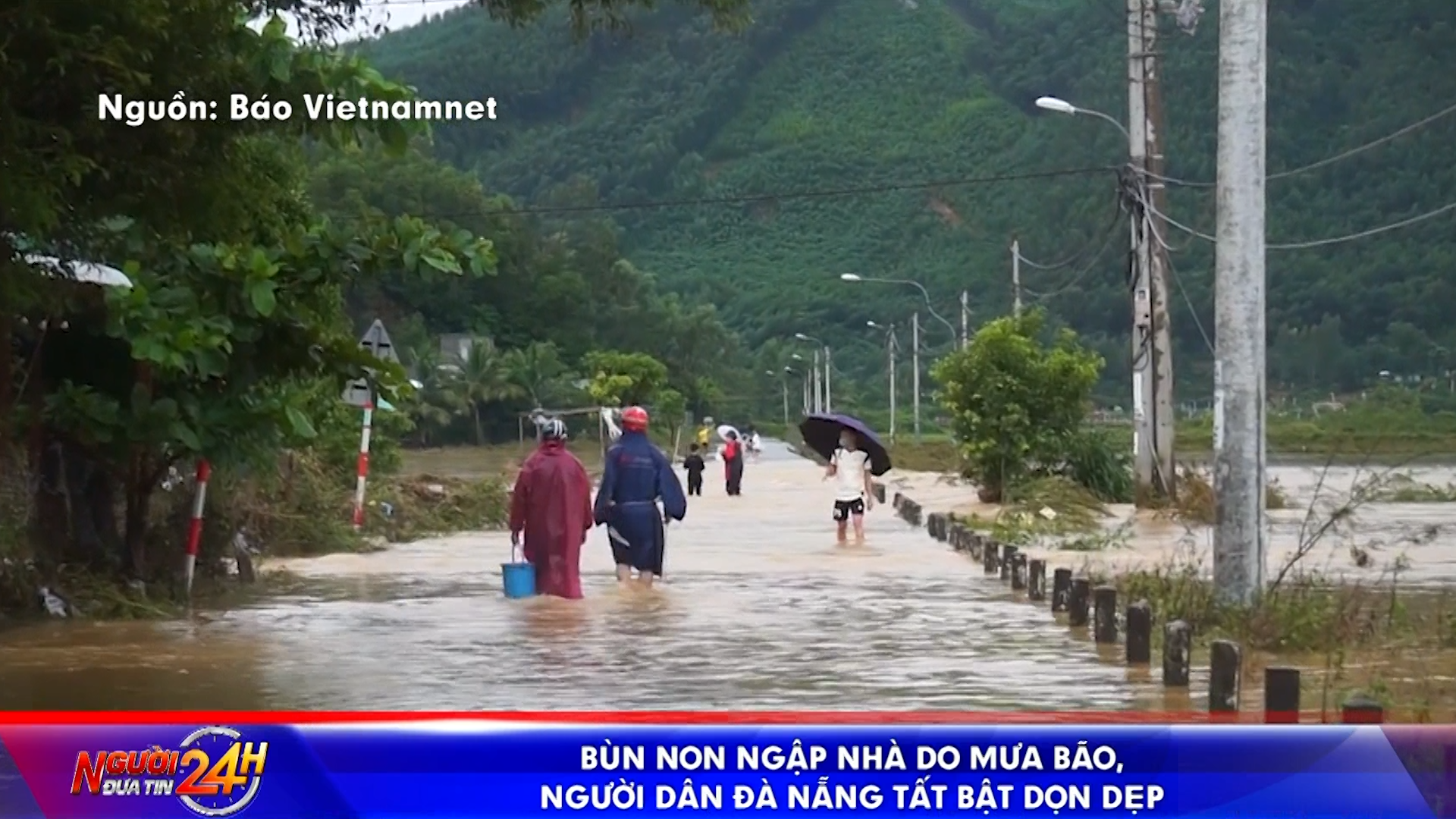 Bùn non ngập nhà do mưa bão, người dân Đà Nẵng tất bật dọn dẹp – Topsao